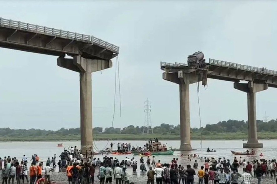 Ao menos 11 pessoas morrem em desabamento de ponte na Índia; veja vídeo