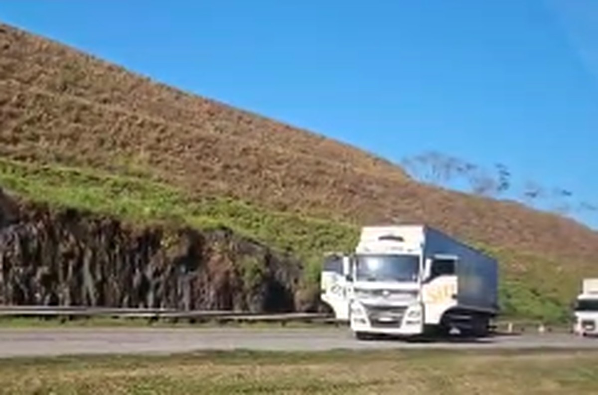 Pista externa do Rodoanel é interditada em Itapecerica da Serra após ...