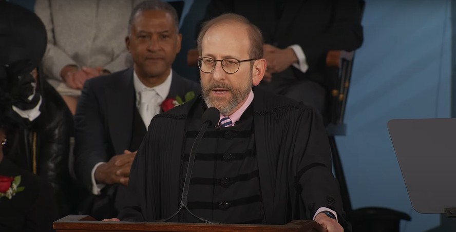 Em meio a polêmica com Trump, reitor de Harvard defende estudantes ...