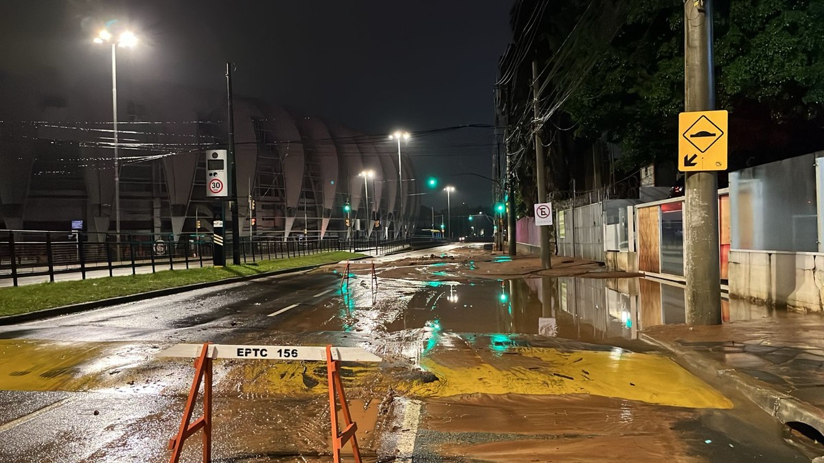 Chuvas fortes deixam marca de lama e areia em Porto Alegre; veja vídeo