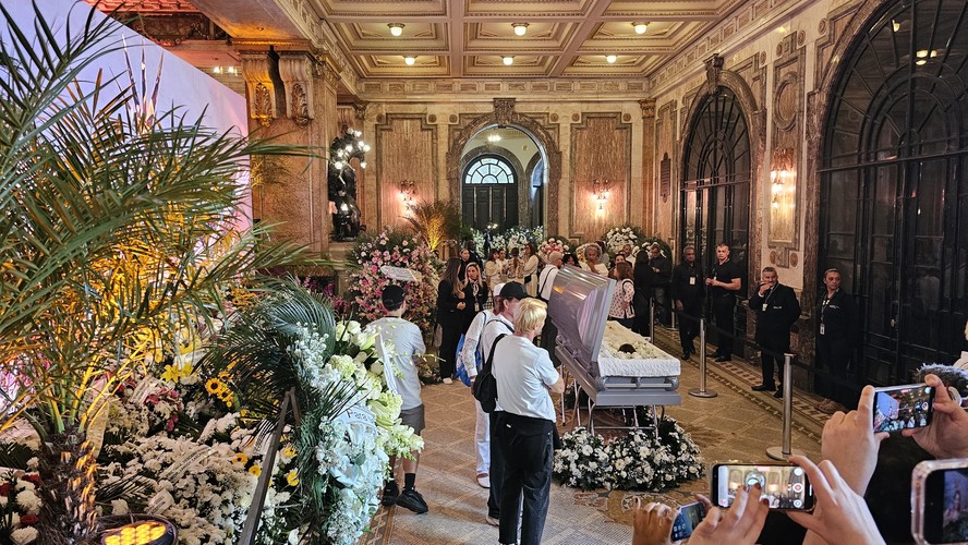 Fãs e artistas se despedem de Preta Gil em velório no Theatro Municipal ...
