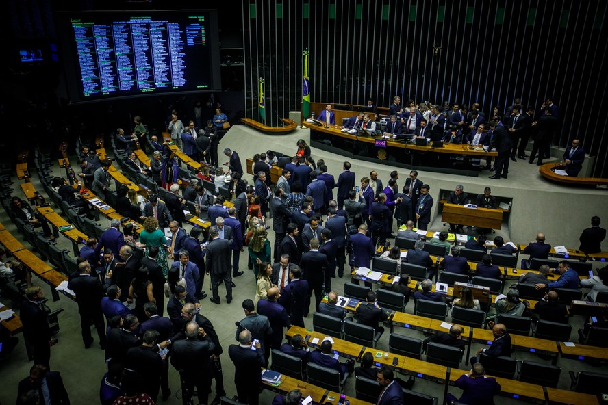 Câmara define pauta econômica e adia temas polêmicos para 2026