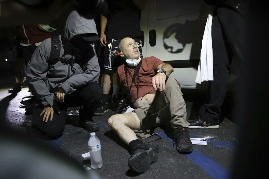 Além de repórter, fotógrafo britânico também foi atingido por polícia ...