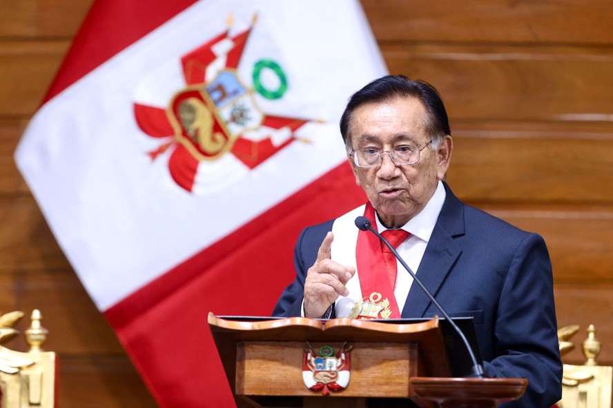 Congresso do Peru elege parlamentar de esquerda José Maria Balcázar ...