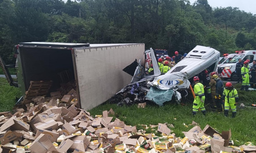 Carreta tomba e deixa ao menos seis mortos e 20 feridos no Paraná ...