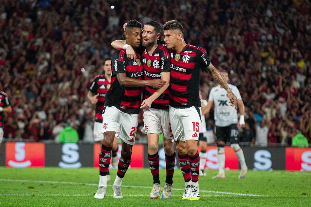Flamengo faz 8 a 0 no Vitória na maior goleada dos pontos corridos