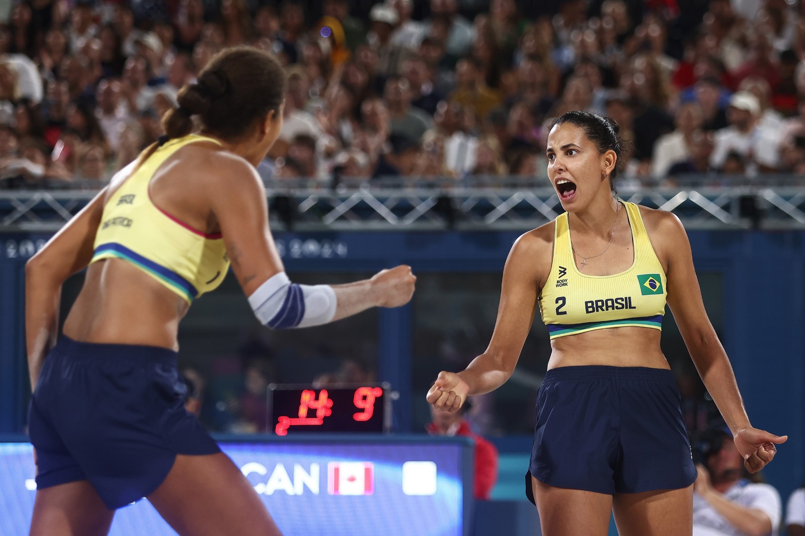 É ouro! Ana Patrícia e Duda vencem canadenses na final do vôlei de praia