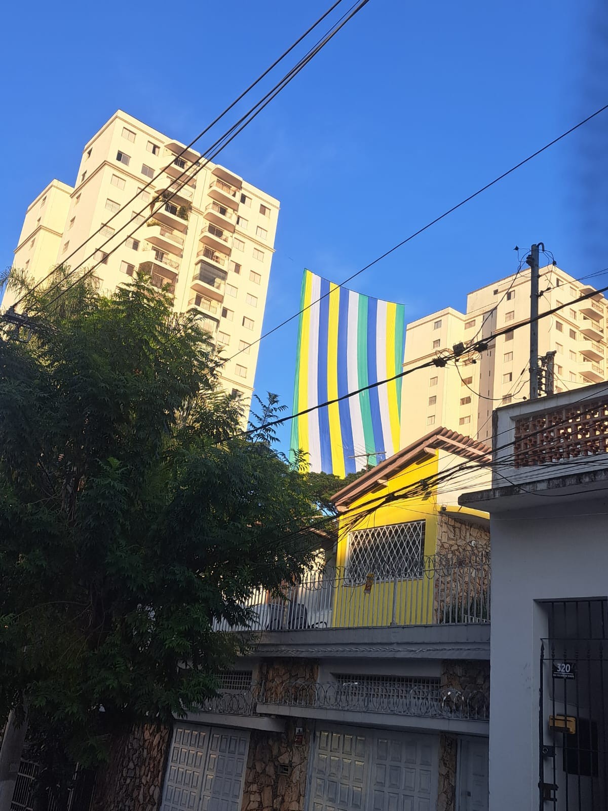 Na véspera do início da Copa do Mundo, pinturas e decorações em ruas ...