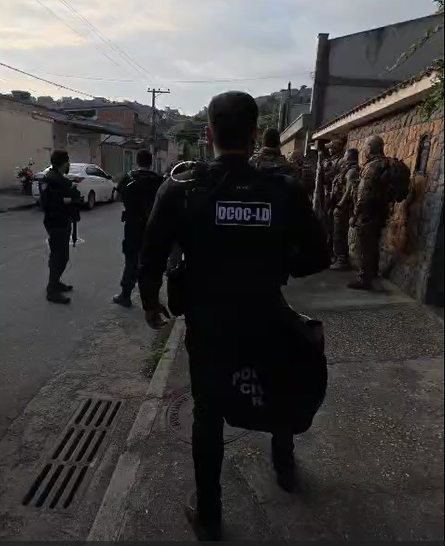 VÍDEOS: polícia apreende dólares, iPhones e máquina de contar dinheiro ...